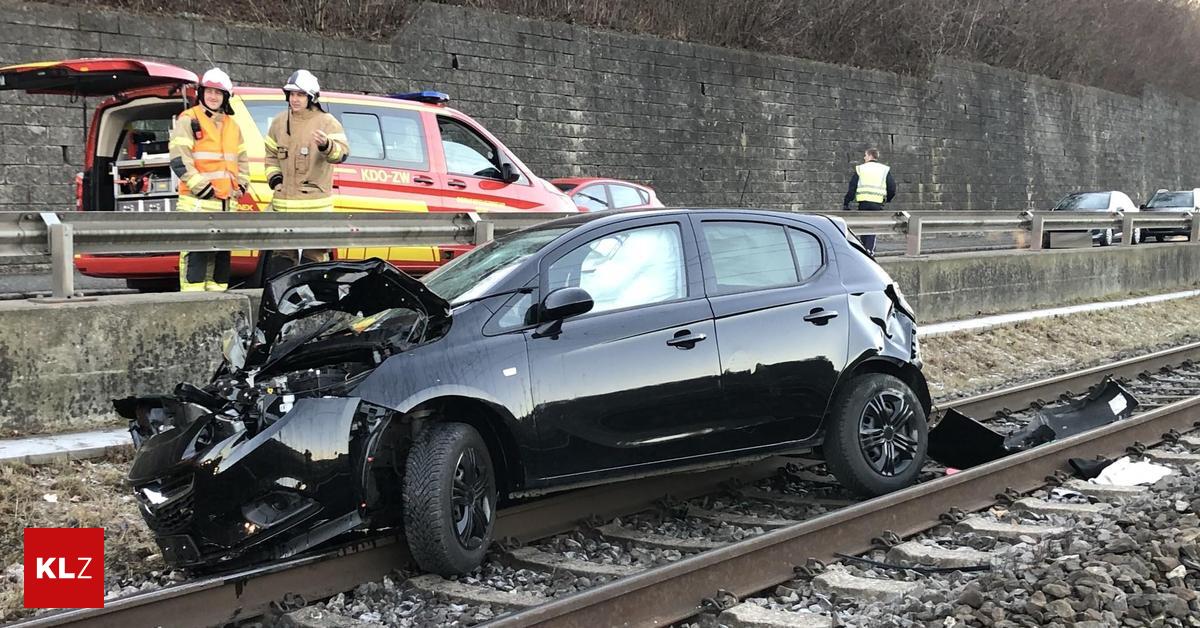 Judendorfer Straße: Pkw landete nach Unfall auf den Bahngleisen